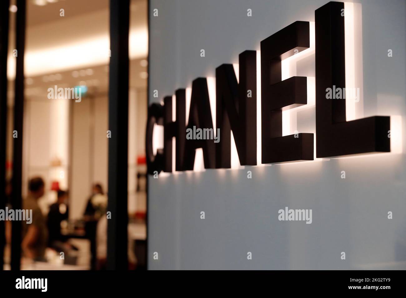Chanel fashion shop in Abu Dhabi. United Arab Emirates Stock Photo - Alamy