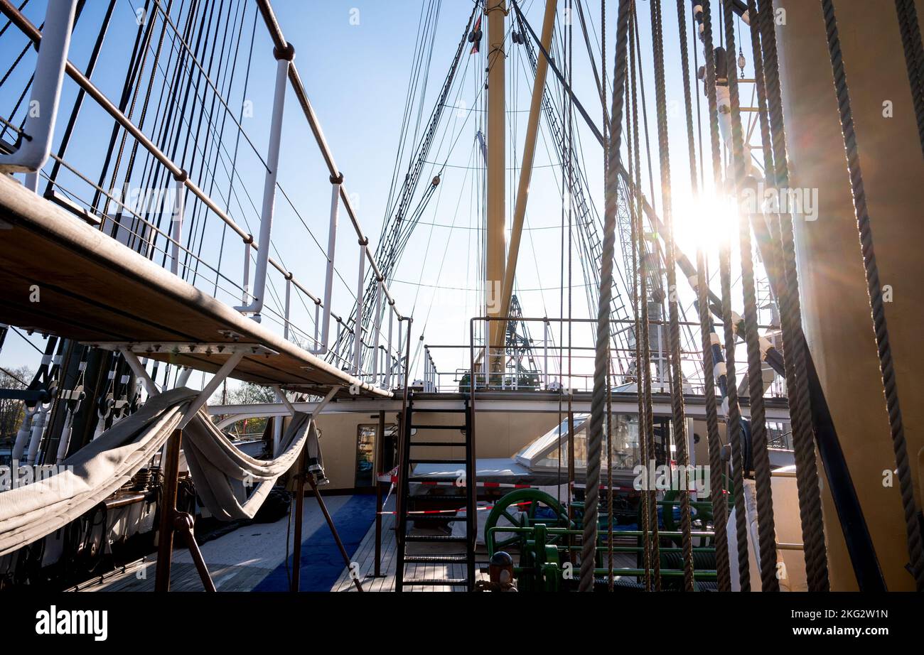 Hamburg, Germany. 21st Nov, 2022. The four-masted barque "Peking" is ...