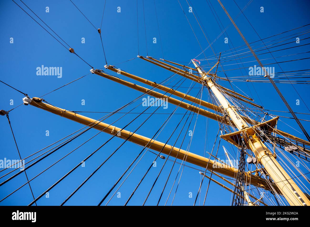 Hamburg, Germany. 21st Nov, 2022. The four-masted barque "Peking" is ...