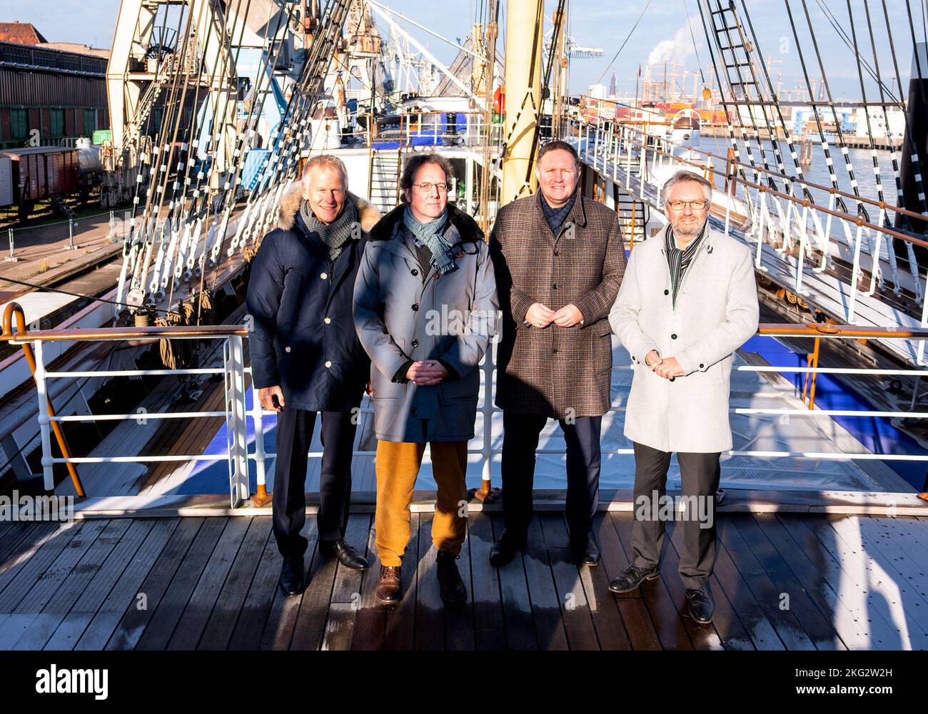 21 November 2022, Hamburg: Jens Meier (l-r), Managing Director of the ...