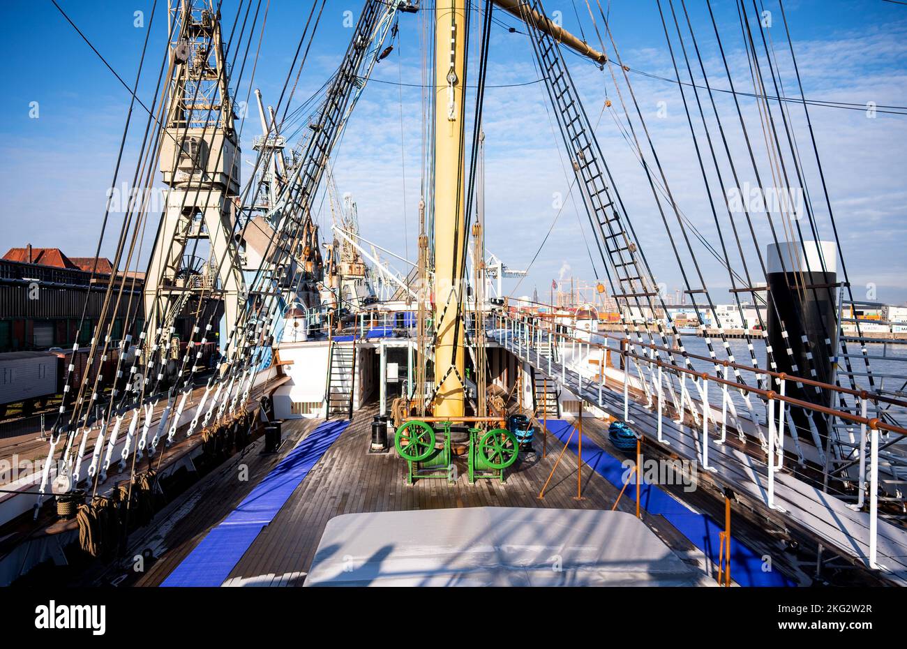 Hamburg, Germany. 21st Nov, 2022. The four-masted barque "Peking" is ...