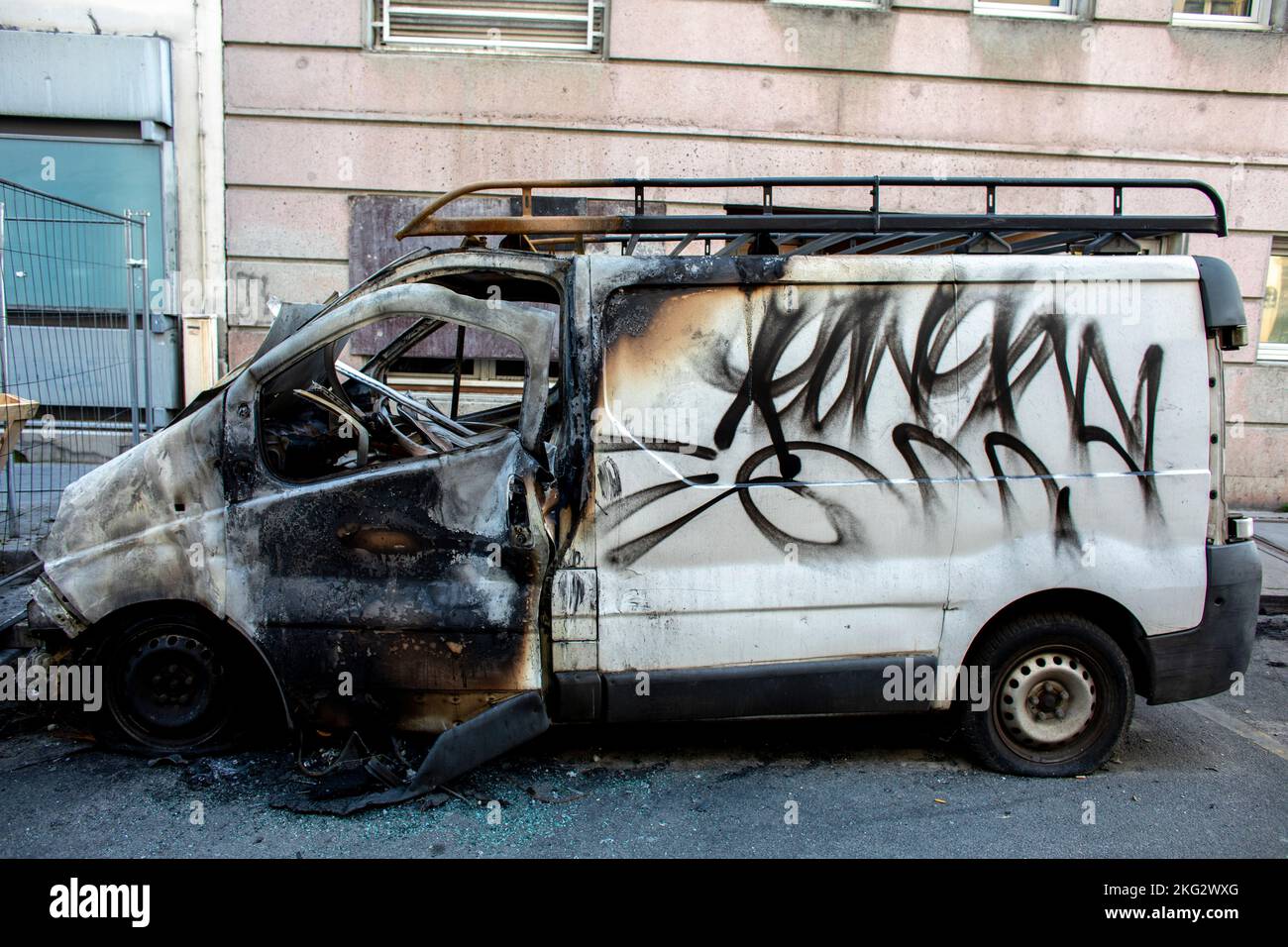 Burnt van in Paris, France Stock Photo - Alamy