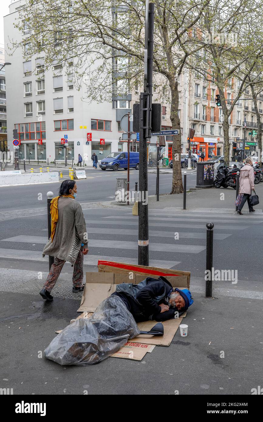 Homeless man sleeping on a sidewalk in Paris, France Stock Photo - Alamy