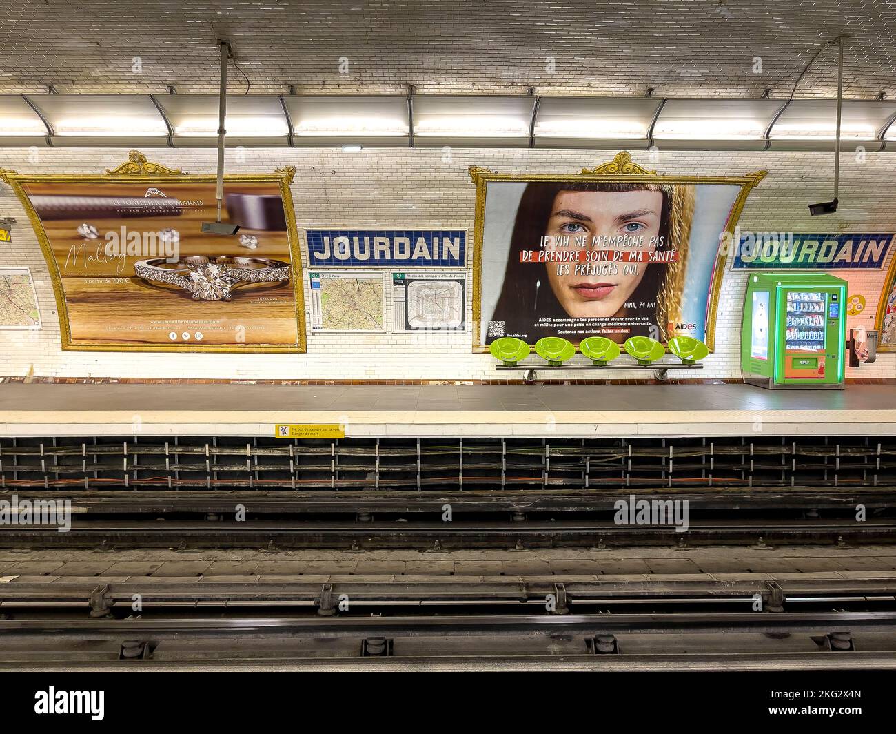 Metro (subway) station in Paris, France Stock Photo - Alamy