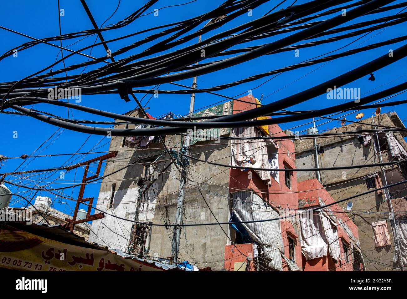 Cables and buildings in Shatila refugee camp, Beirut, Lebanon Stock ...