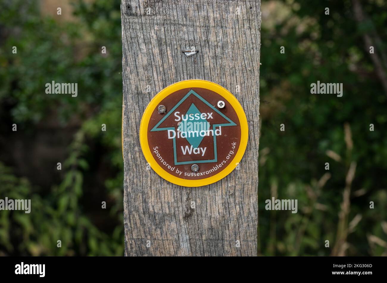 Walking sign hiking yellow arrow hi-res stock photography and images ...