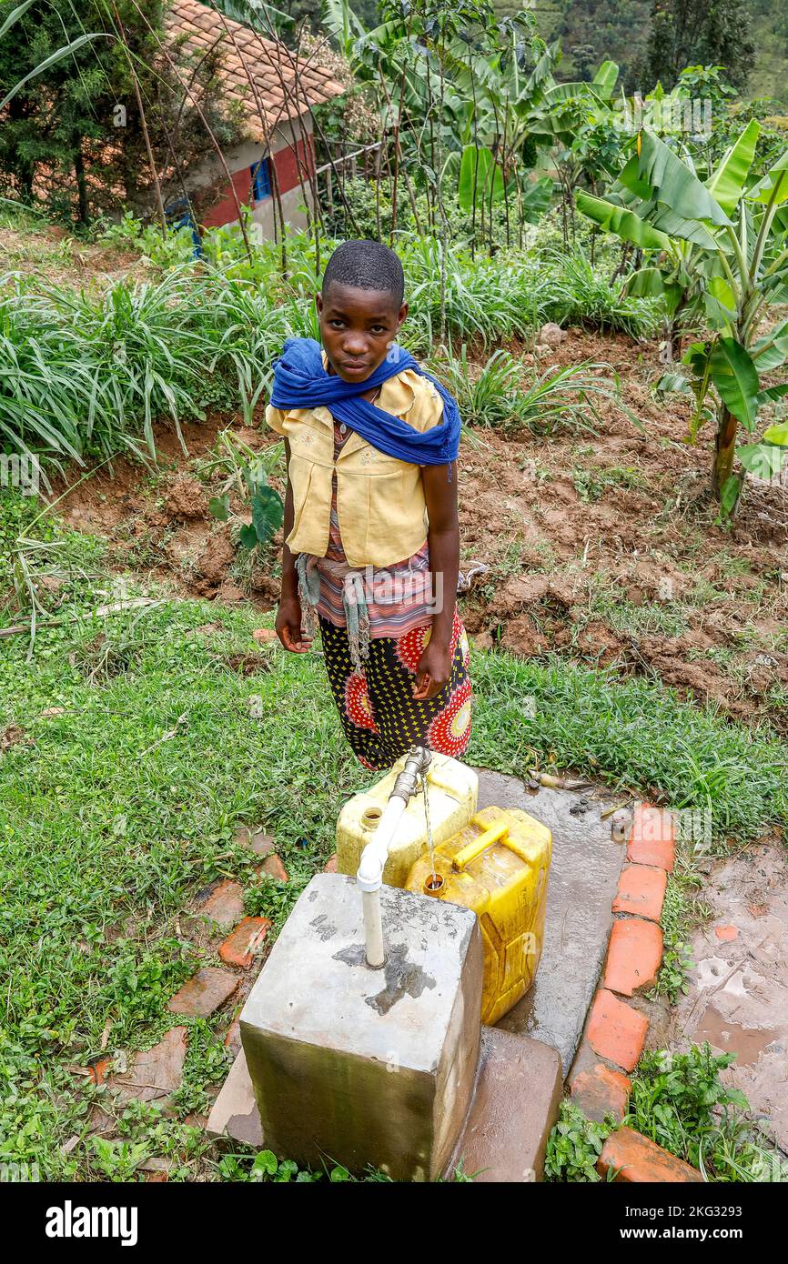 Girl fetching water hi-res stock photography and images - Alamy