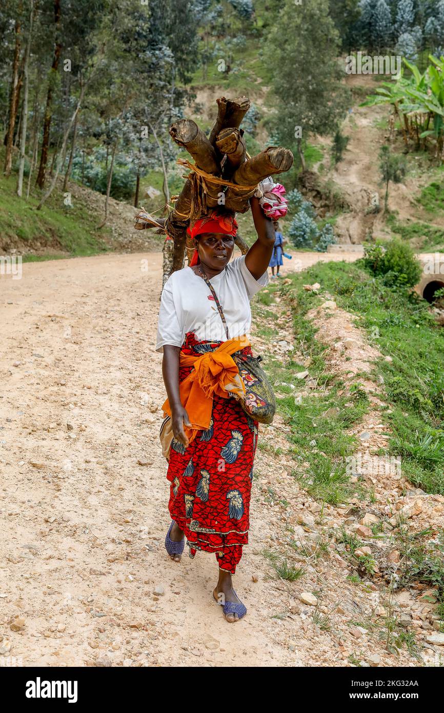 Woman carrying firewood in western Rwanda Stock Photo - Alamy