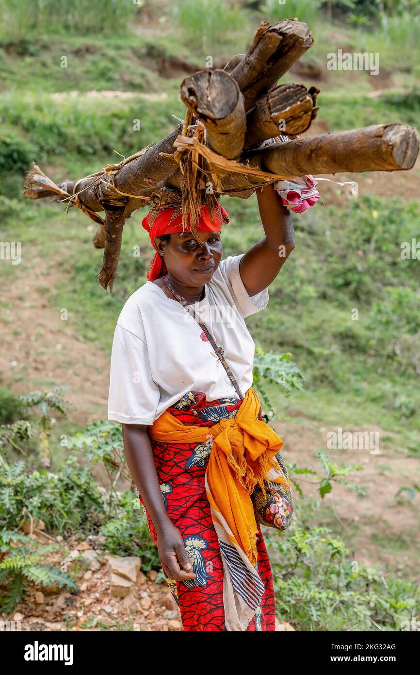 African woman carrying firewood hi-res stock photography and images - Alamy