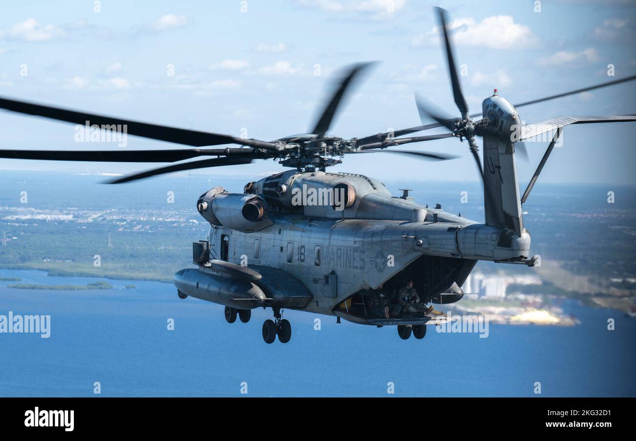A CH-53E Super Stallion assigned to Heavy Marine Helicopter Training ...