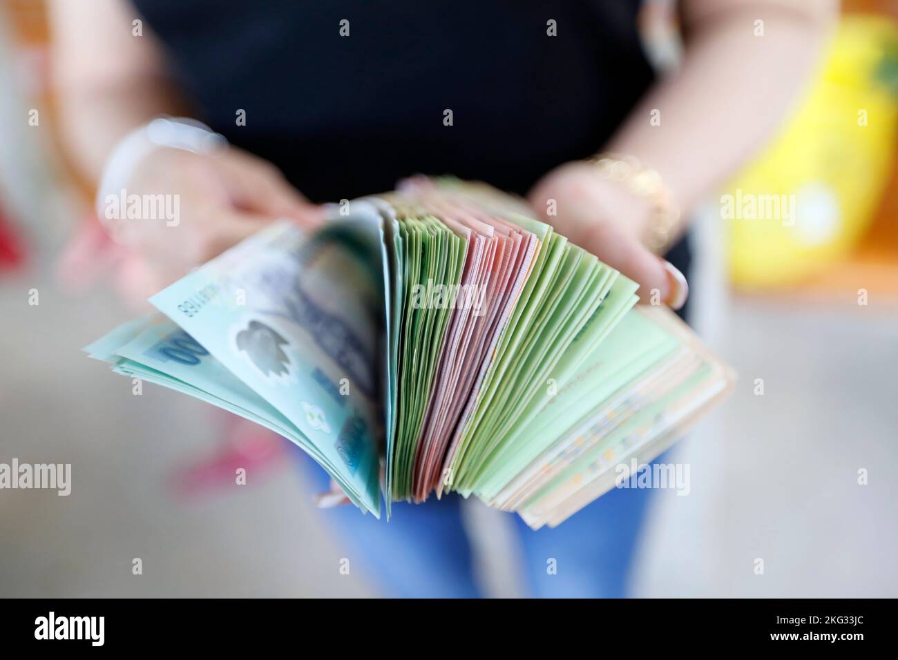 Vietnamese dong currency bank notes hi-res stock photography and images ...