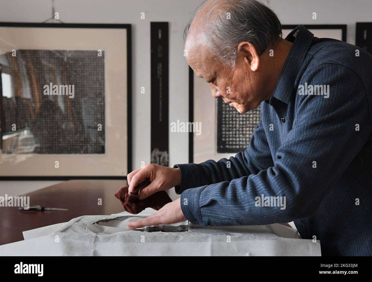 (221121) -- ZHENGZHOU, Nov. 21, 2022 (Xinhua) -- Li Renqing makes ...