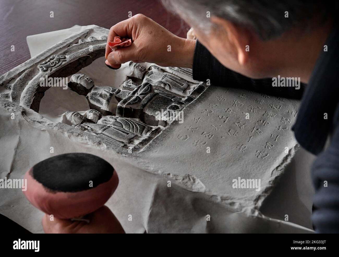 (221121) -- ZHENGZHOU, Nov. 21, 2022 (Xinhua) -- Li Renqing applies ink ...