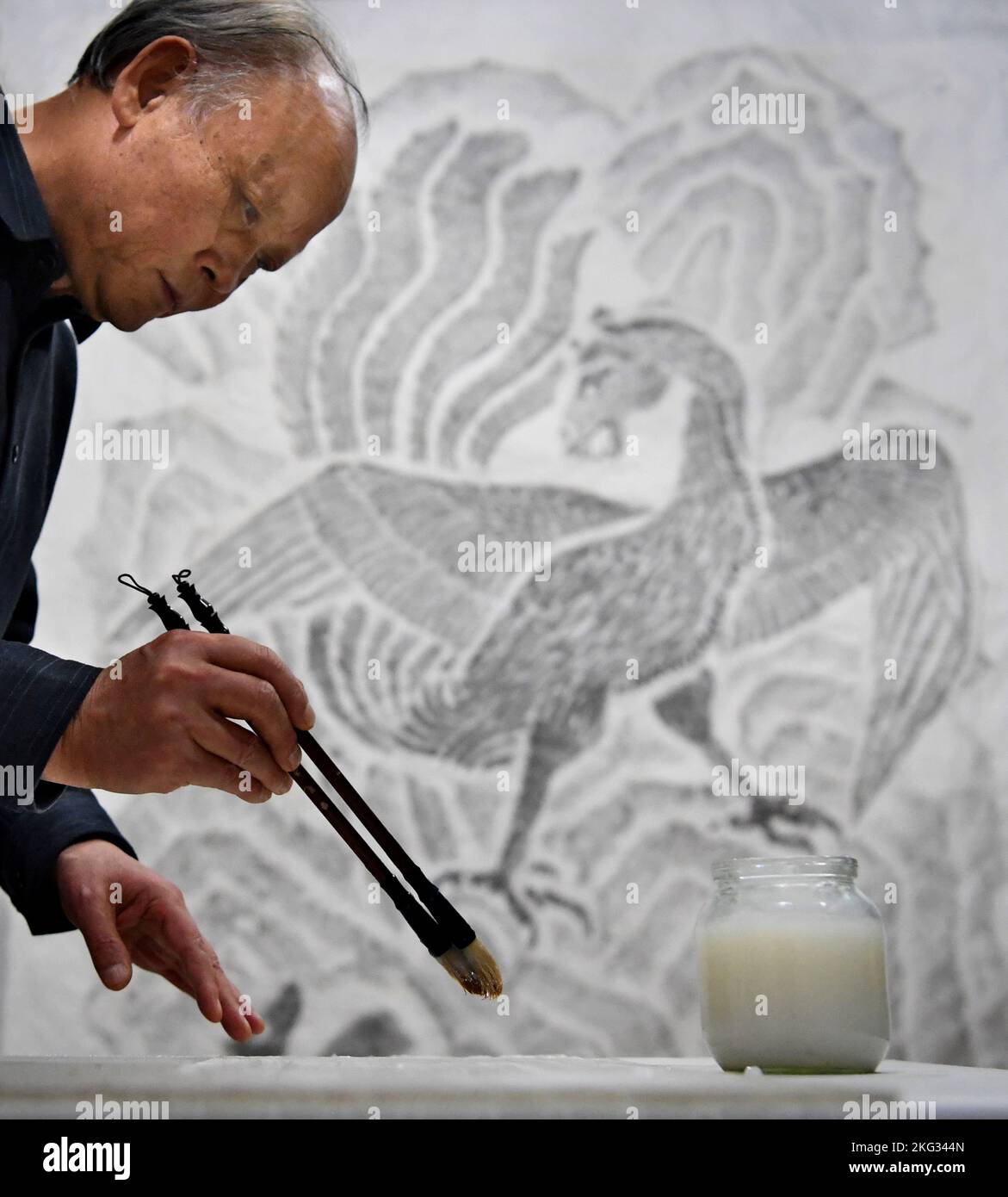 (221121) -- ZHENGZHOU, Nov. 21, 2022 (Xinhua) -- Li Renqing splices ...