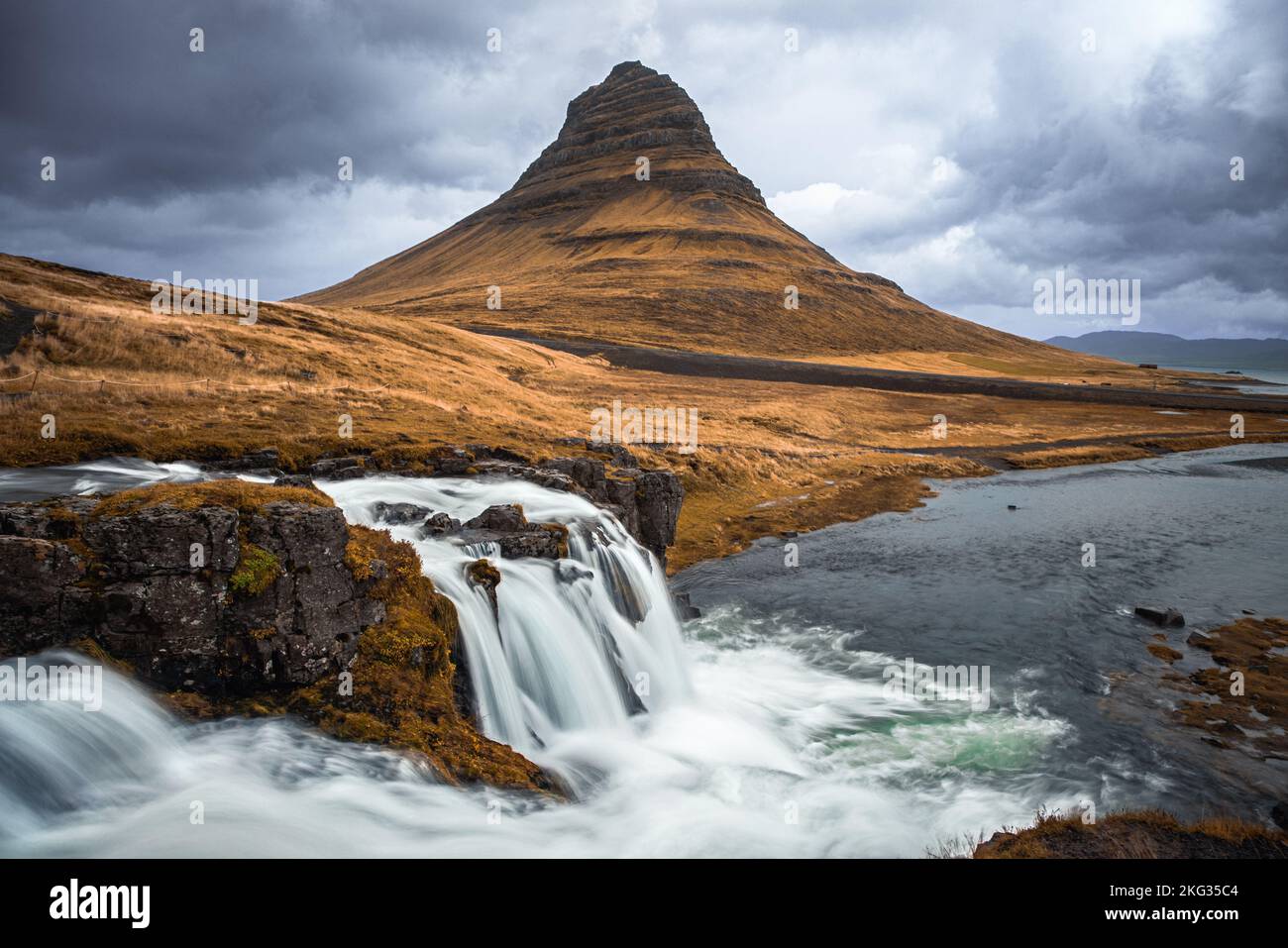Kirkjufell mountain and Kirkjufellfoss waterfall, Snaefellsnes ...