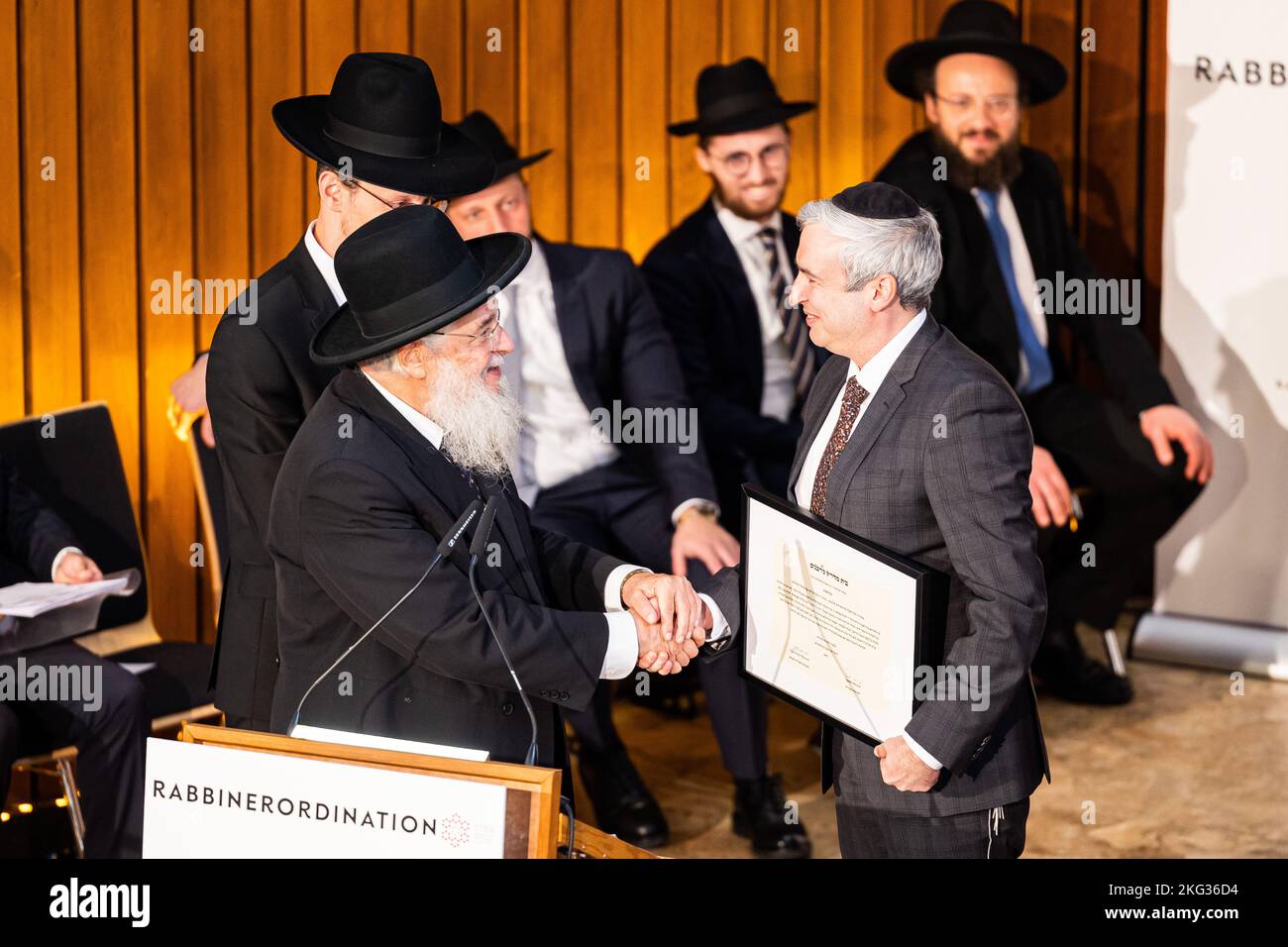 Hanover, Germany. 21st Nov, 2022. Rabbi Moshe Farbstein (l), Rector of ...