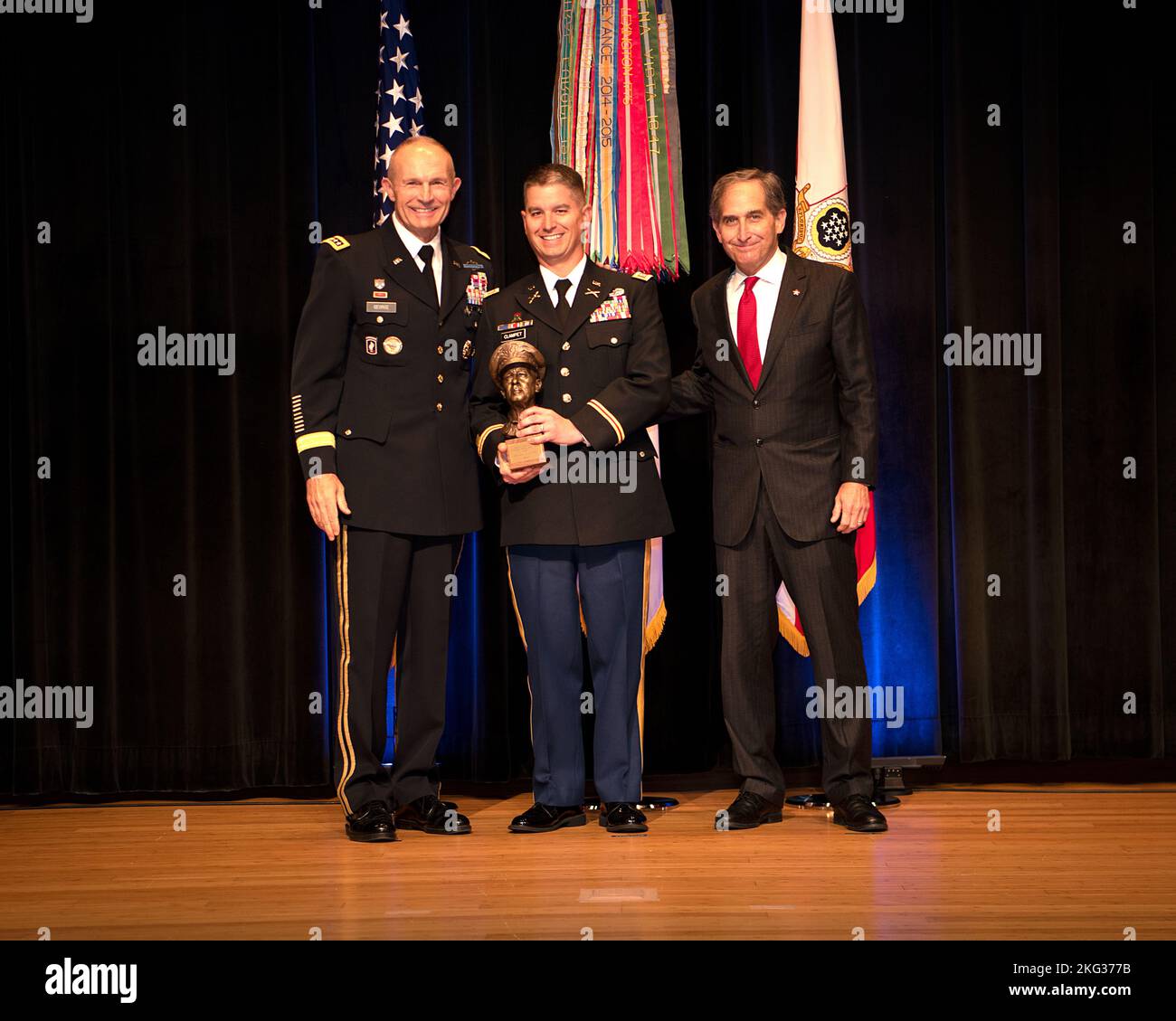 General douglas a macarthur leadership award hi-res stock photography ...