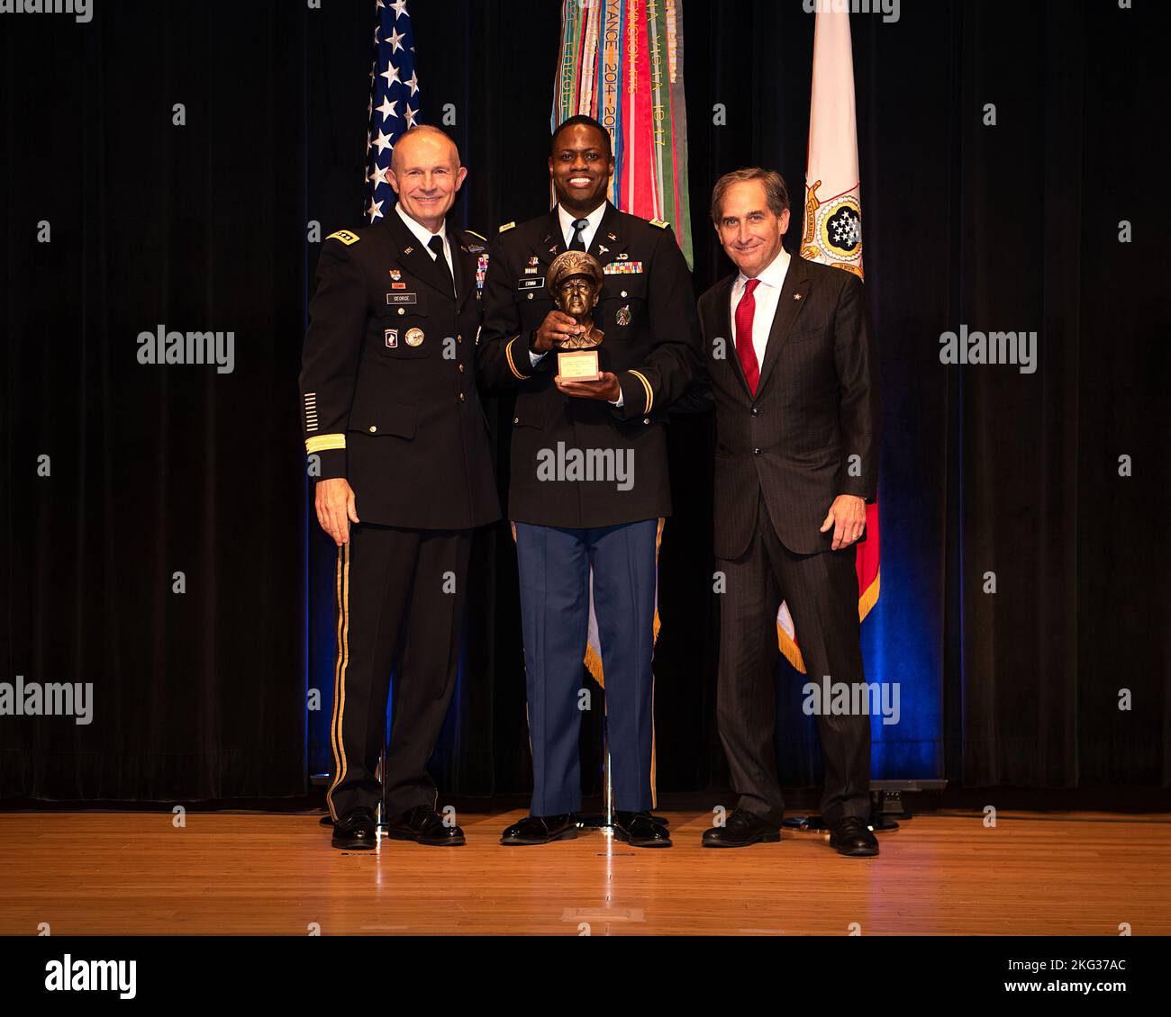 General douglas a macarthur leadership award hi-res stock photography ...