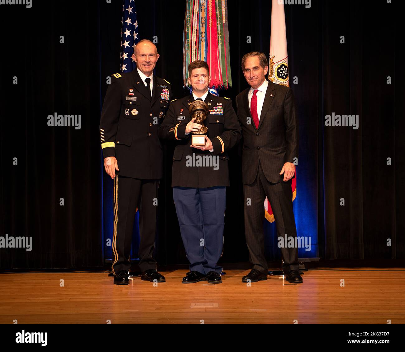 General douglas a macarthur leadership award hi-res stock photography ...