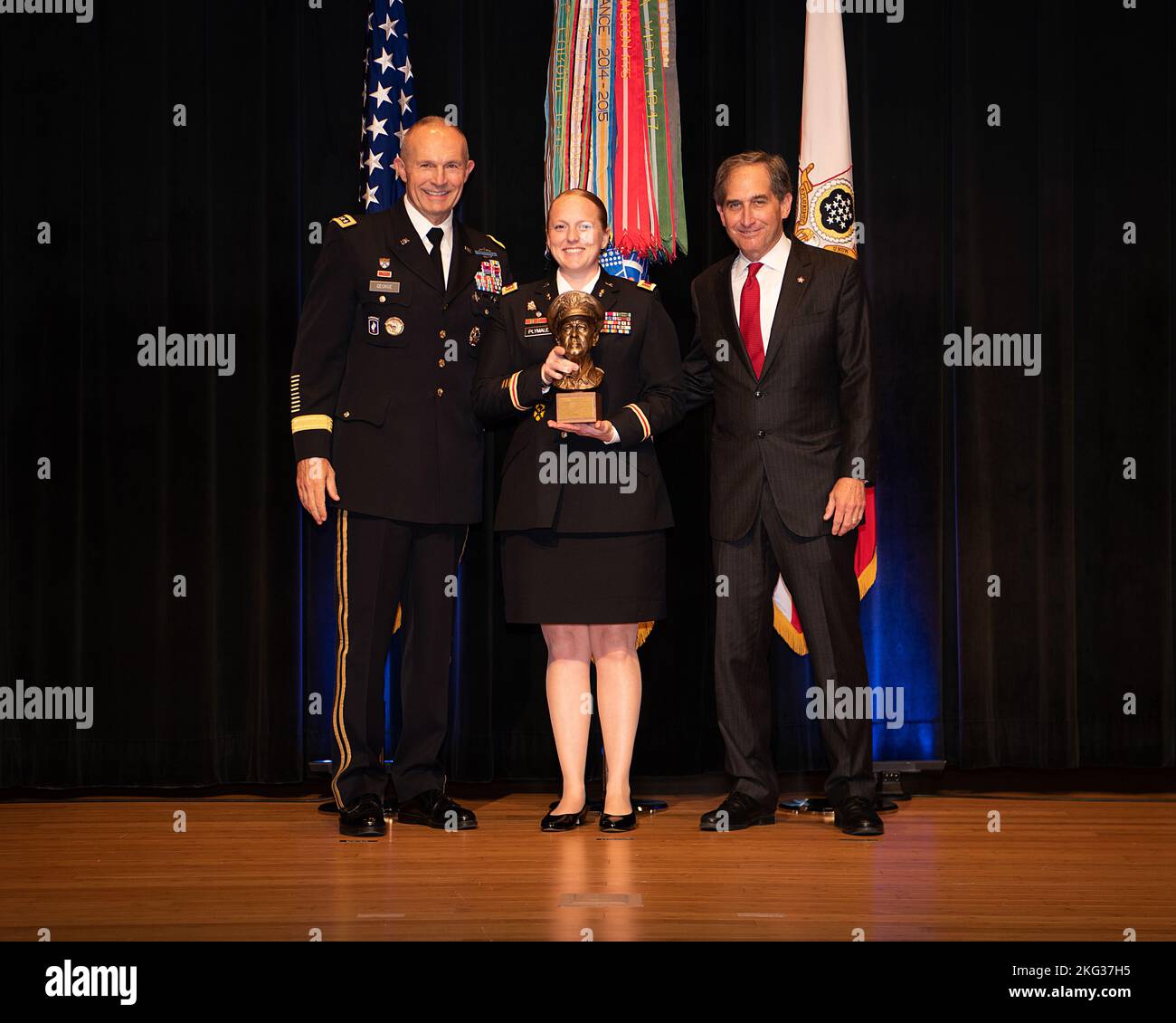 General douglas a macarthur leadership award hi-res stock photography ...