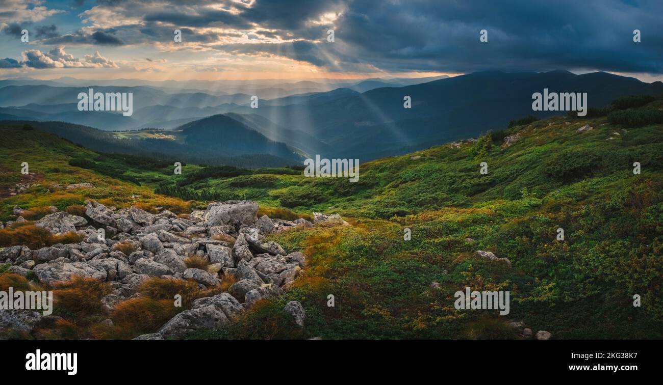 Sunbeam cloud ray sunset hi-res stock photography and images - Alamy