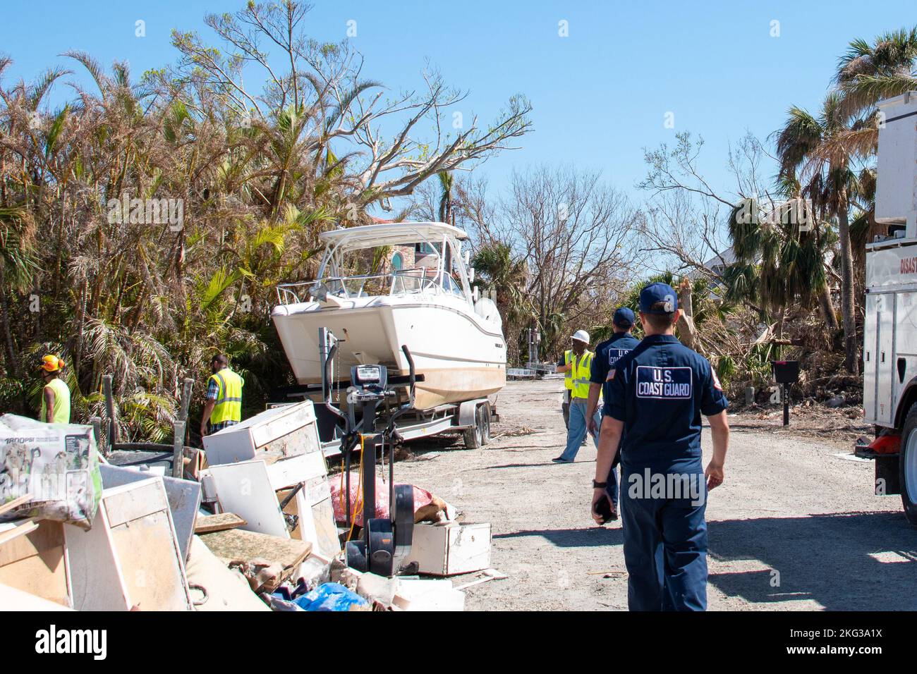 Members of the Coast Guard Pacific and Gulf Strike Teams assess ...