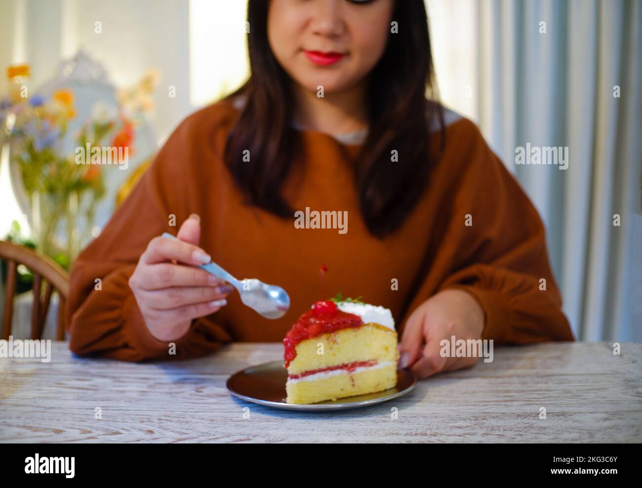 Women eating cake at home with happy face expression Stock Photo - Alamy