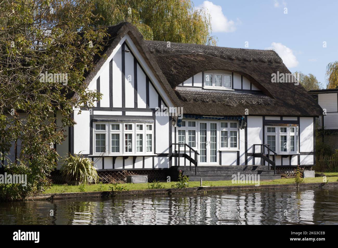thatched cottage along the Norfolk broads Stock Photo - Alamy