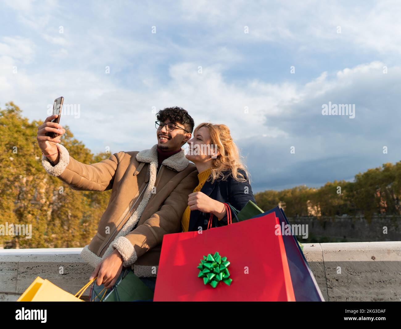 Woman friends portrait shopping hi-res stock photography and images - Alamy