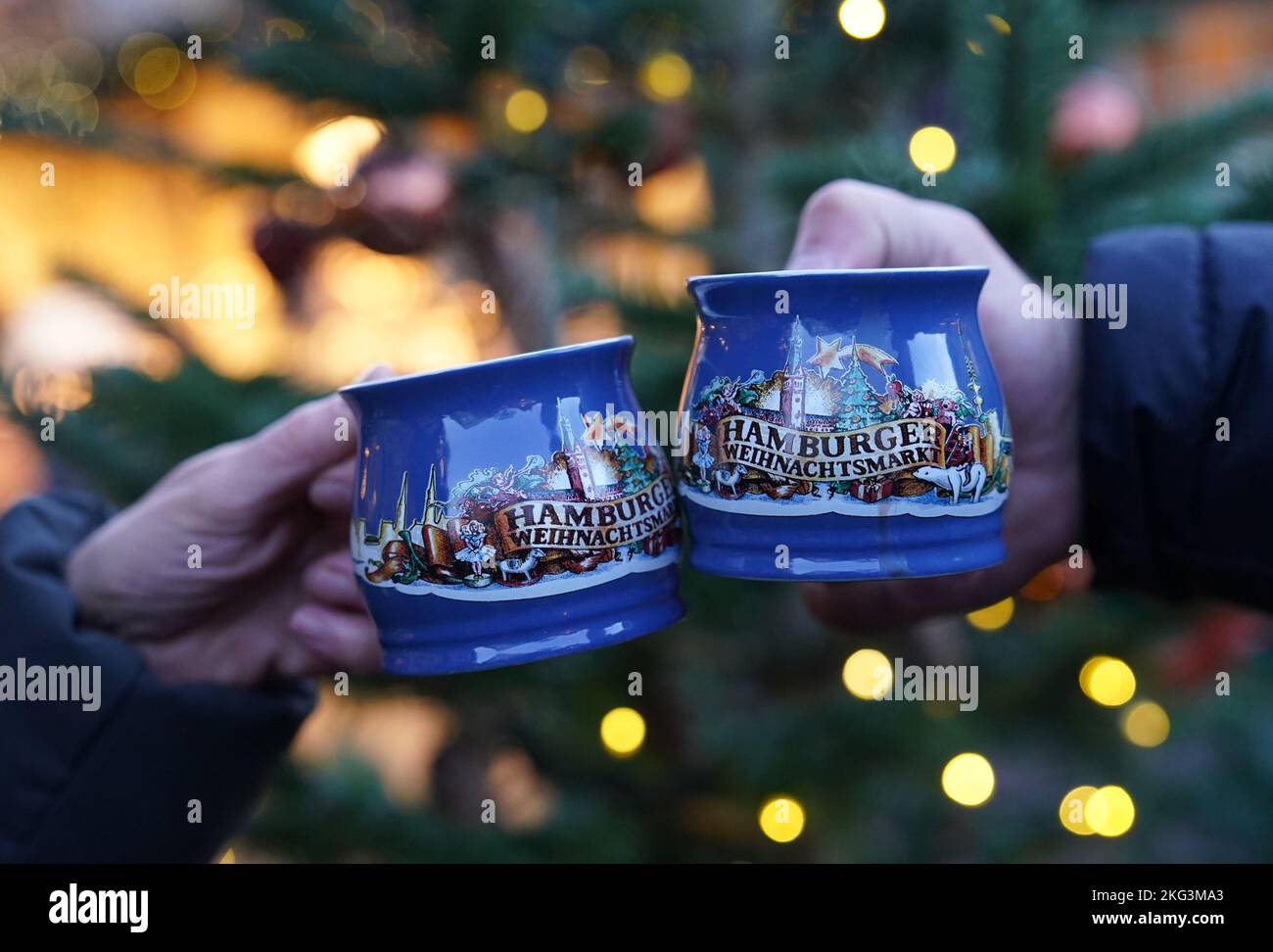 Hamburg, Germany. 21st Nov, 2022. ILLUSTRATION - Two visitors toast ...