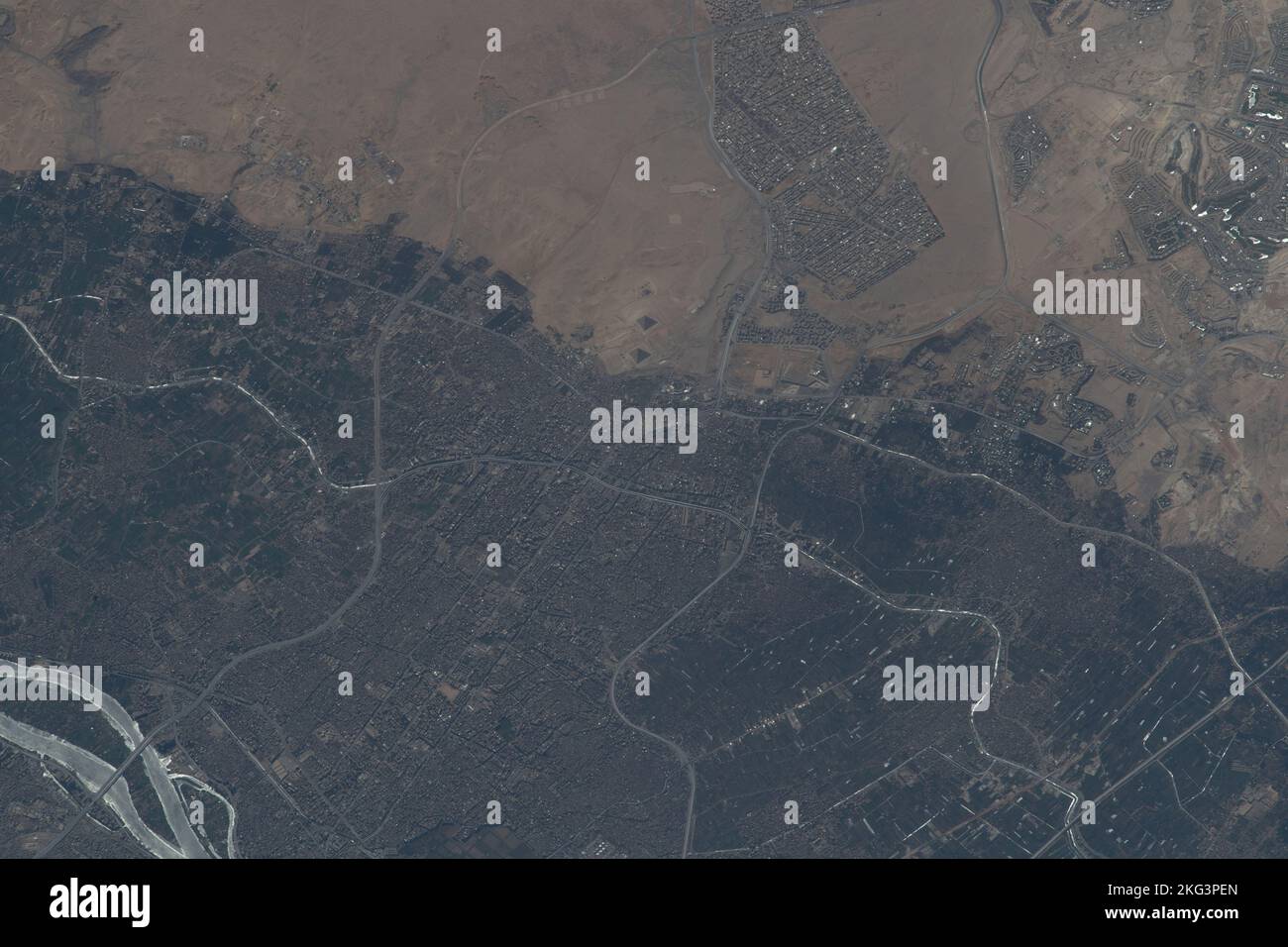 Great pyramids of giza satellite hi-res stock photography and images ...