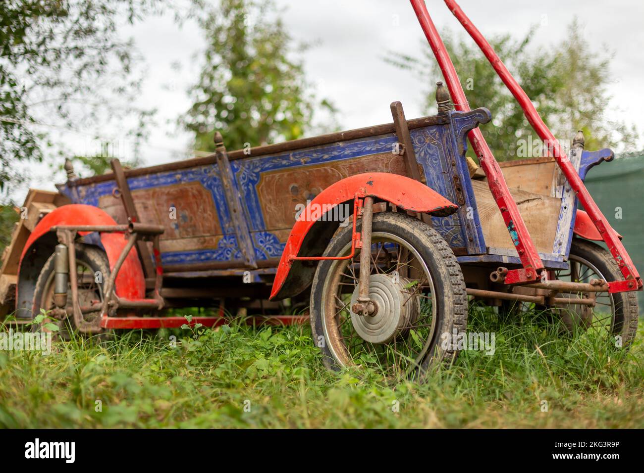 An abandoned wooden rural wheel cart in a village Stock Photo - Alamy