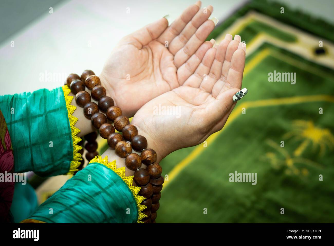 Black muslim woman pray hi-res stock photography and images - Alamy