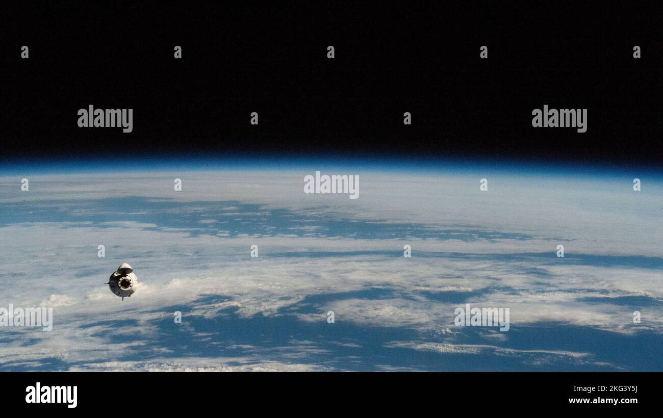 The SpaceX Dragon Endurance carrying four Crew-5 astronauts approached ...
