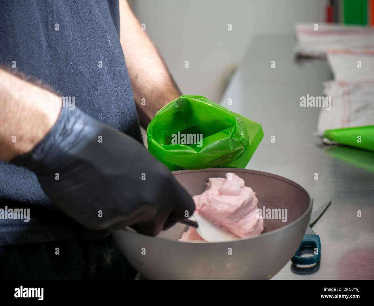 Royal icing piping bag hi-res stock photography and images - Alamy