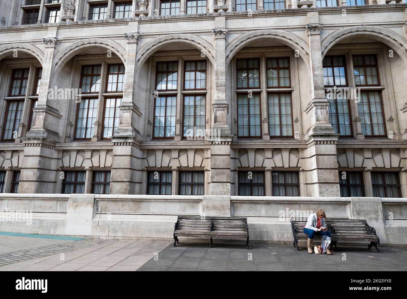 Woman seated on a bench at Victoria and Albert Museum Stock Photo - Alamy
