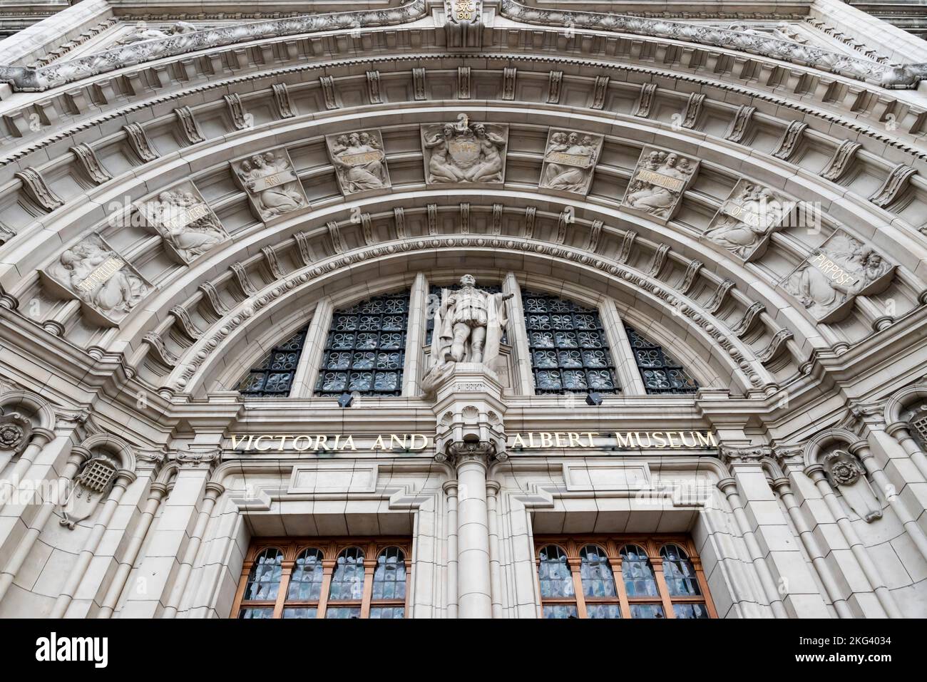 Victoria and Albert Museum entrance arch Stock Photo - Alamy