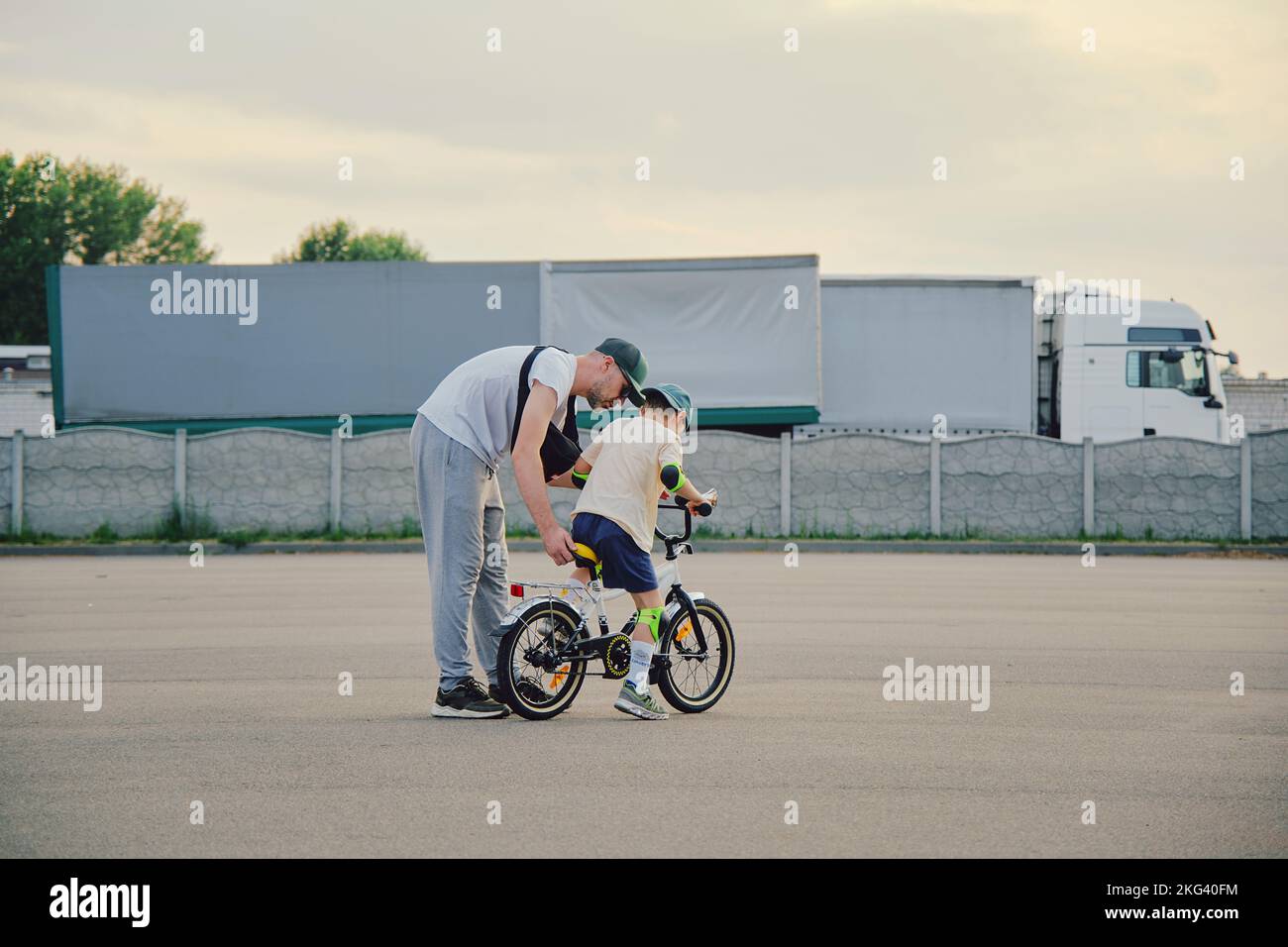 Parental help with bike hi-res stock photography and images - Alamy