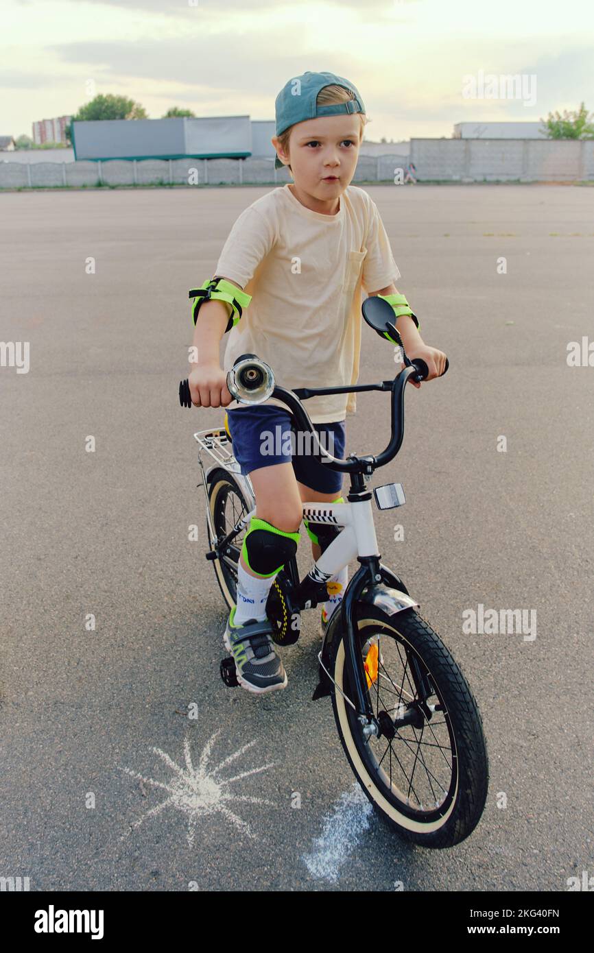 Boy learning how to ride a bicycle Stock Photo - Alamy