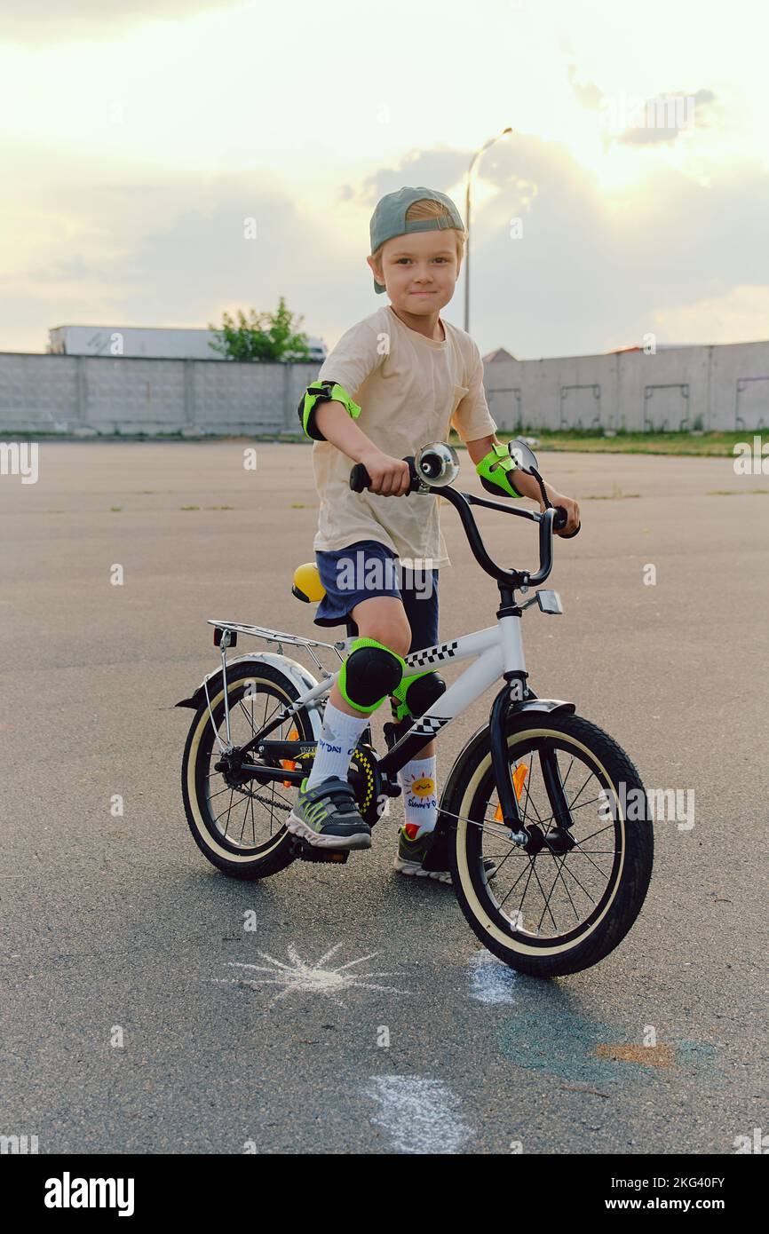 Boy learning how to ride a bicycle Stock Photo - Alamy