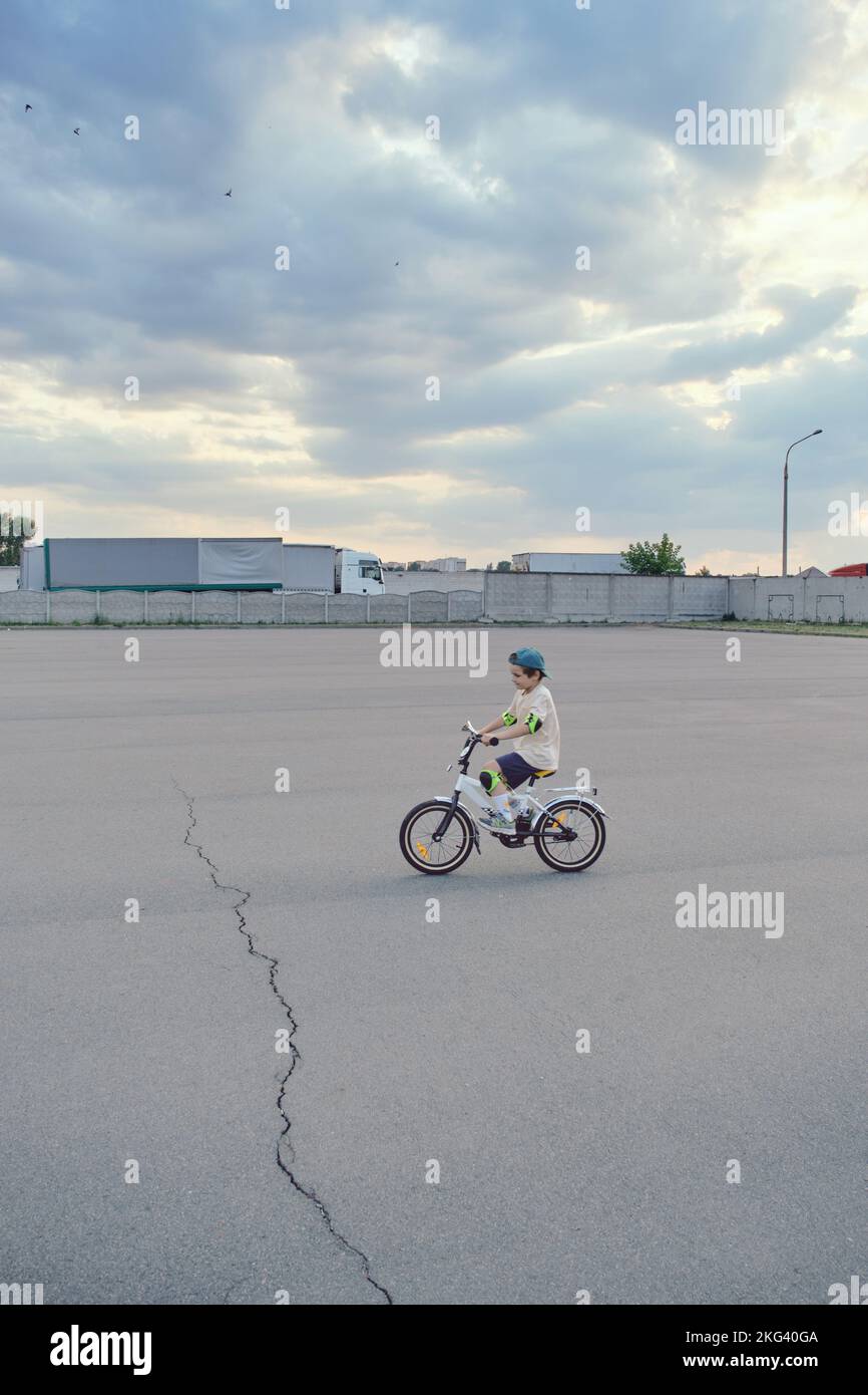 Teaching a boy to ride a bicycle hi-res stock photography and images ...
