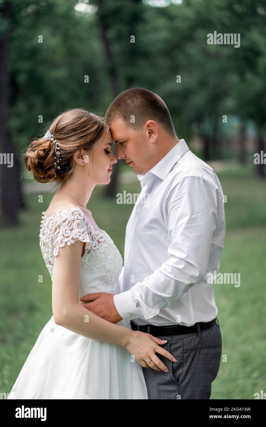 2 people facing each other hi-res stock photography and images - Alamy