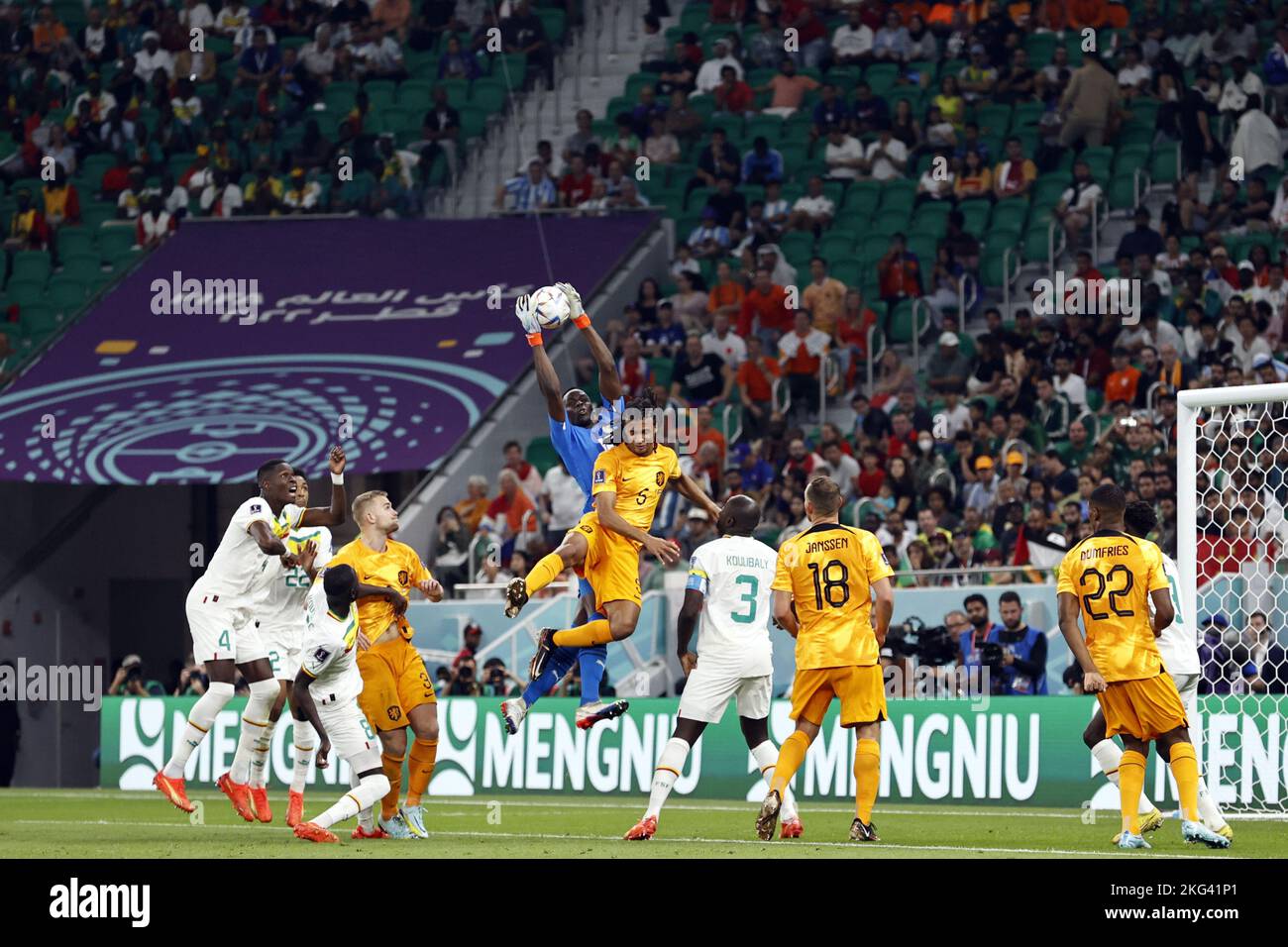 Doha, Qatar. 21st Nov, 2022. DOHA - (l-r) Senegal goalkeeper Edouard ...