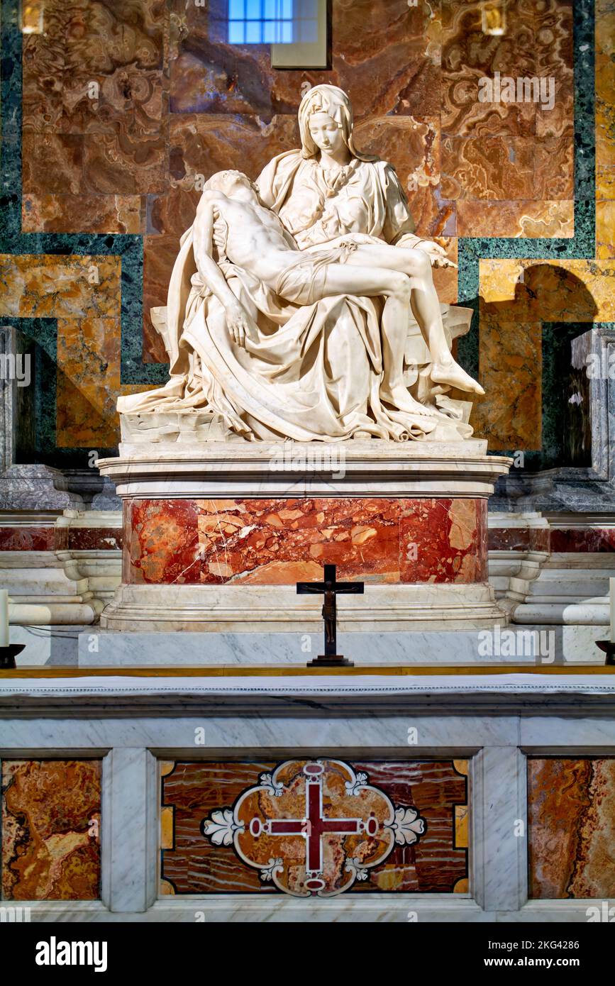 Michelangelo pieta basilica hi-res stock photography and images - Alamy
