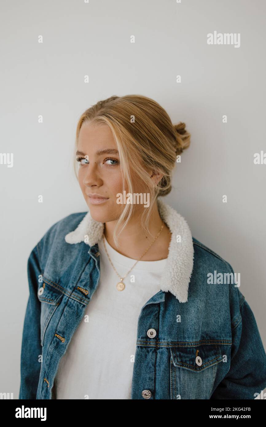 White Wall Studio Portraits (Girl Looking Stock Photo - Alamy