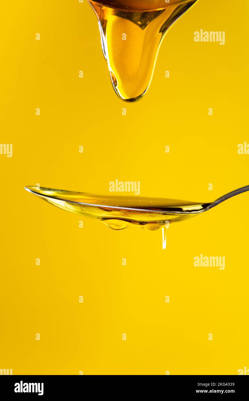 honey drizzling onto a spoon Stock Photo - Alamy