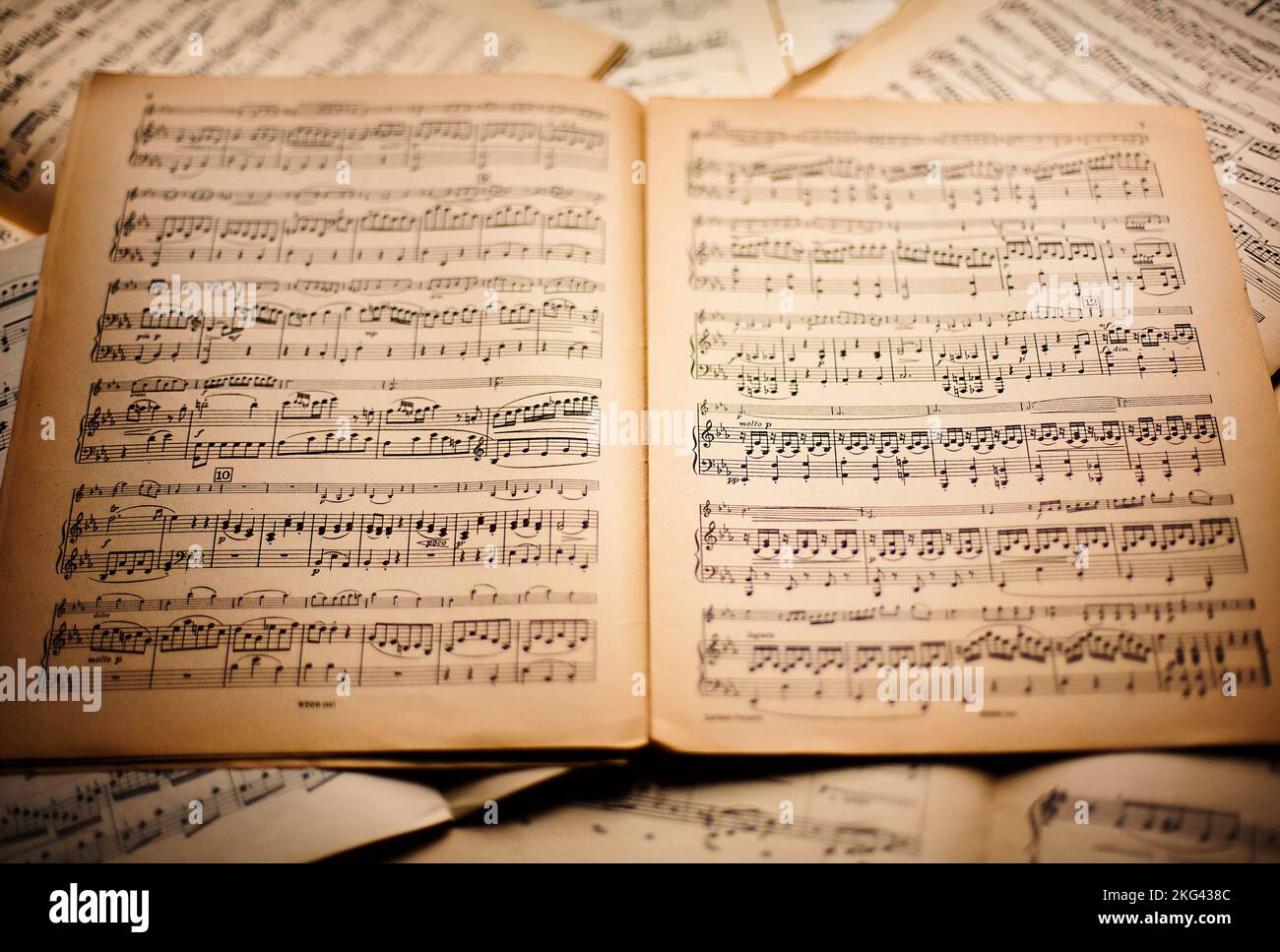 Messy sheet music hi-res stock photography and images - Alamy