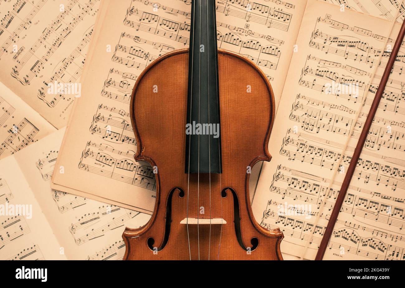 Violin lying on the old music notes Stock Photo - Alamy