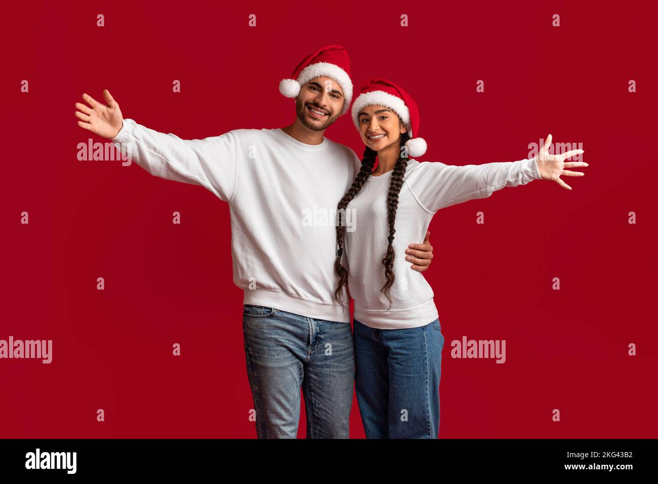 Happy family wearing santa hats hi-res stock photography and images - Alamy