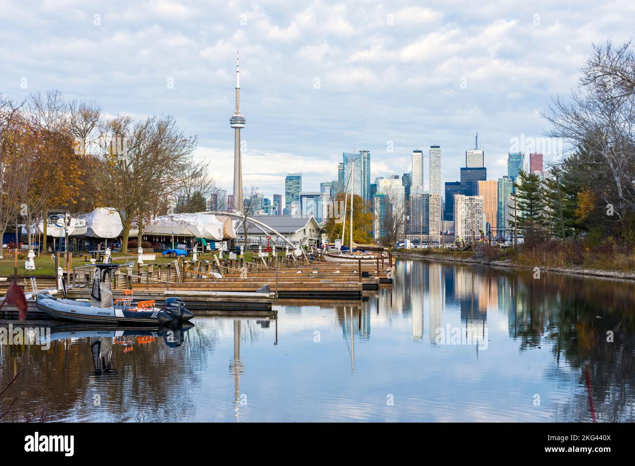 Docks in Toronto Islands with Toronto downtown skyline in the ...